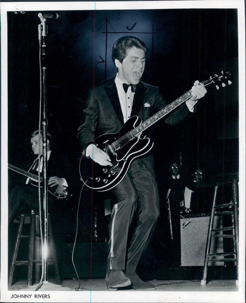 JOHNNY RIVERS – CON LOS AUDÍFONOS PUESTOS