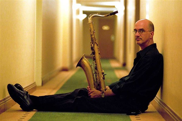 MICHAEL BRECKER – CON LOS AUDÍFONOS PUESTOS