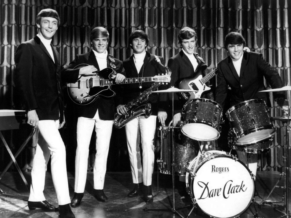 DAVE CLARK FIVE – CON LOS AUDÍFONOS PUESTOS