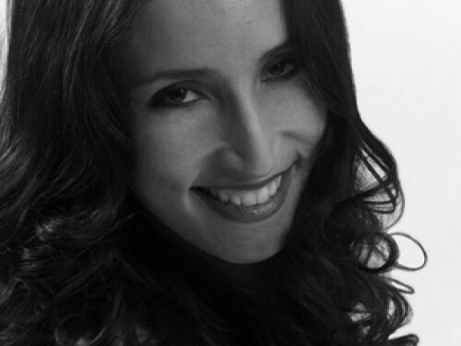 SANDRA ARÁN – CON LOS AUDÍFONOS PUESTOS