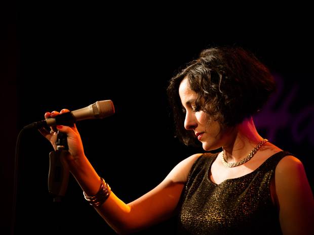LISA BASSENGE – CON LOS AUDÍFONOS PUESTOS