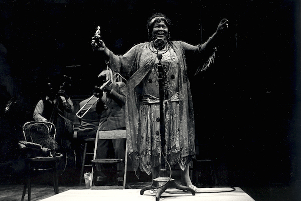 MA RAINEY – CON LOS AUDÍFONOS PUESTOS