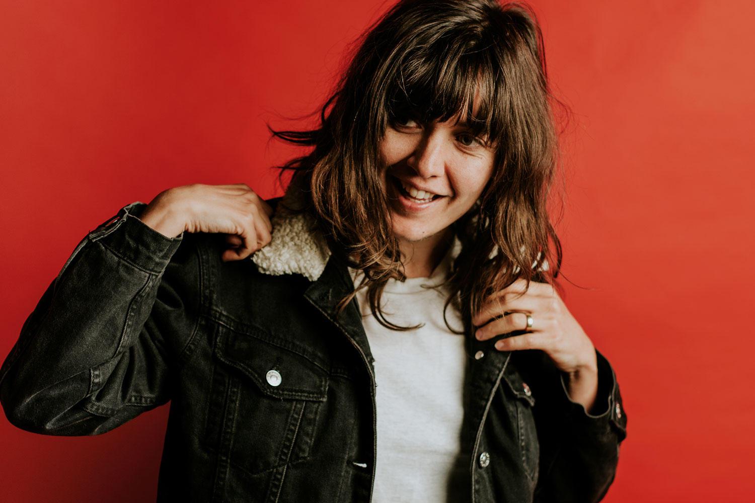 COURTNEY BARNETT – CON LOS AUDÍFONOS PUESTOS