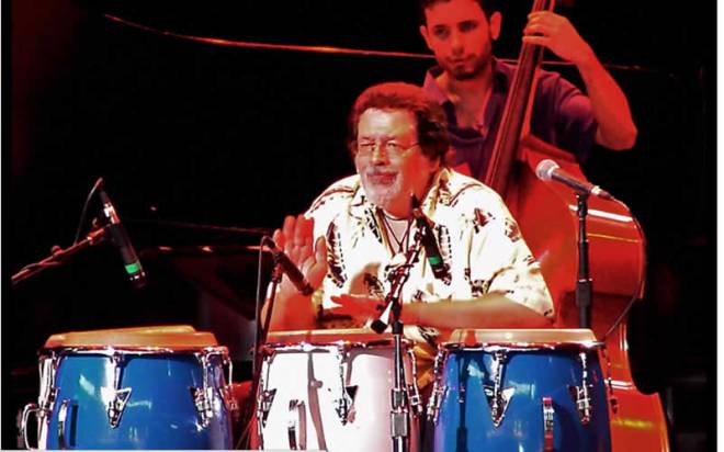 RAY BARRETTO – CON LOS AUDÍFONOS PUESTOS