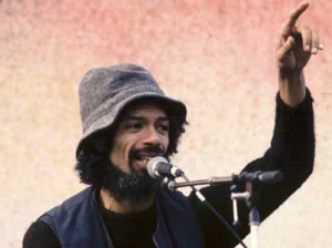 GIL SCOTT-HERON – CON LOS AUDÍFONOS PUESTOS